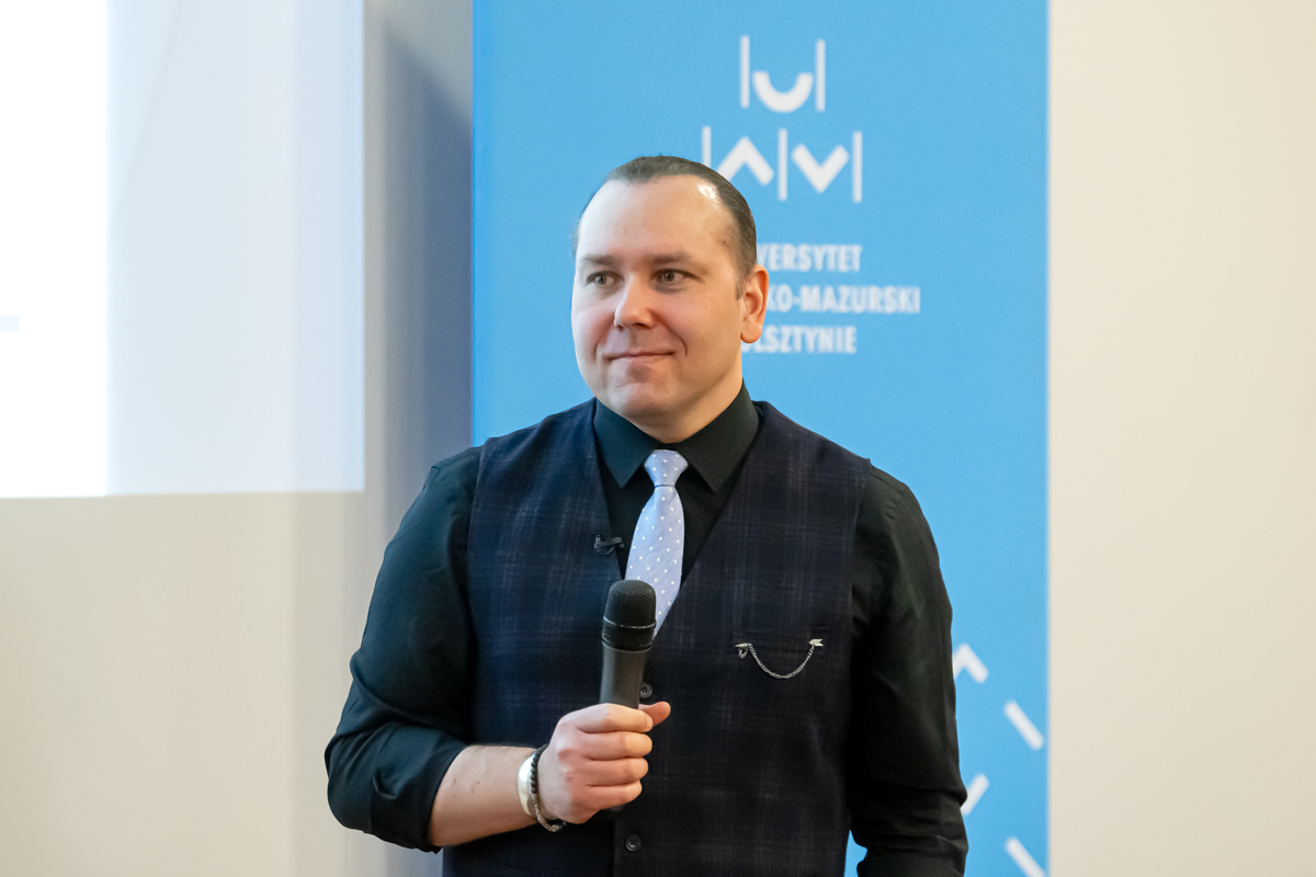 Dr Miłosz Babecki z UWM: Wybory w dobie social mediów | Uniwersytet ...